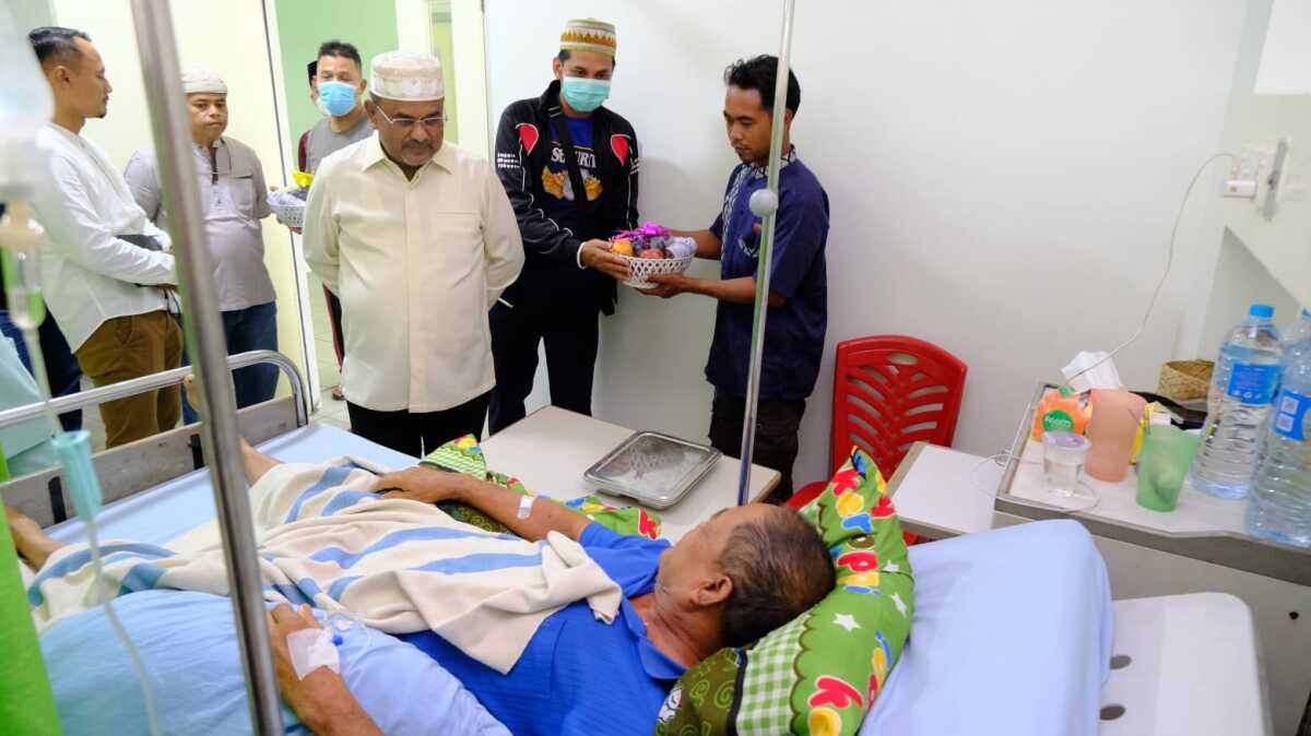Sambut Idul Fitri, Bupati Karimun Semangati Warga Dirawat di RSUD ...